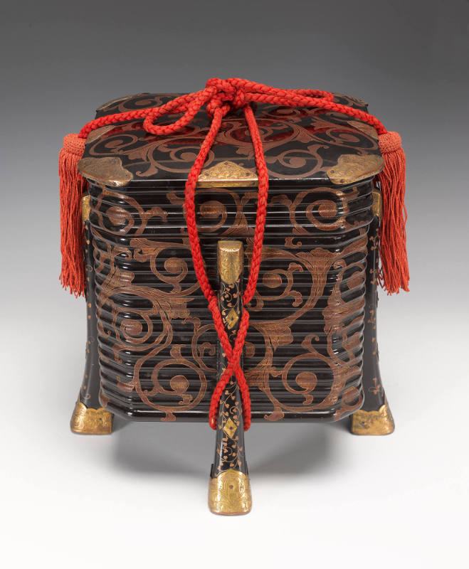 Two lacquer boxes with painted shells for drawing room game: Kai awase – Works – eMuseum