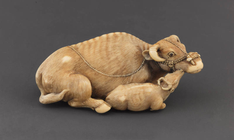 Netsuke modeled as a recumbent cow and calf – Works – eMuseum